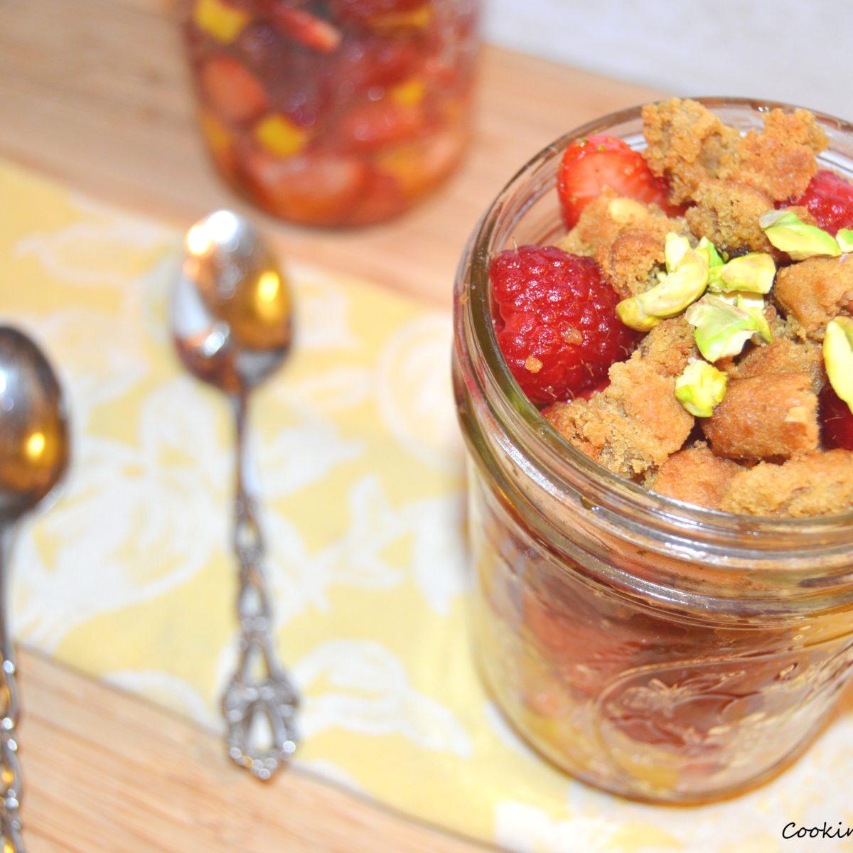 Salade de fruits et cookie crumble: fraises, framboises, abricots et ...