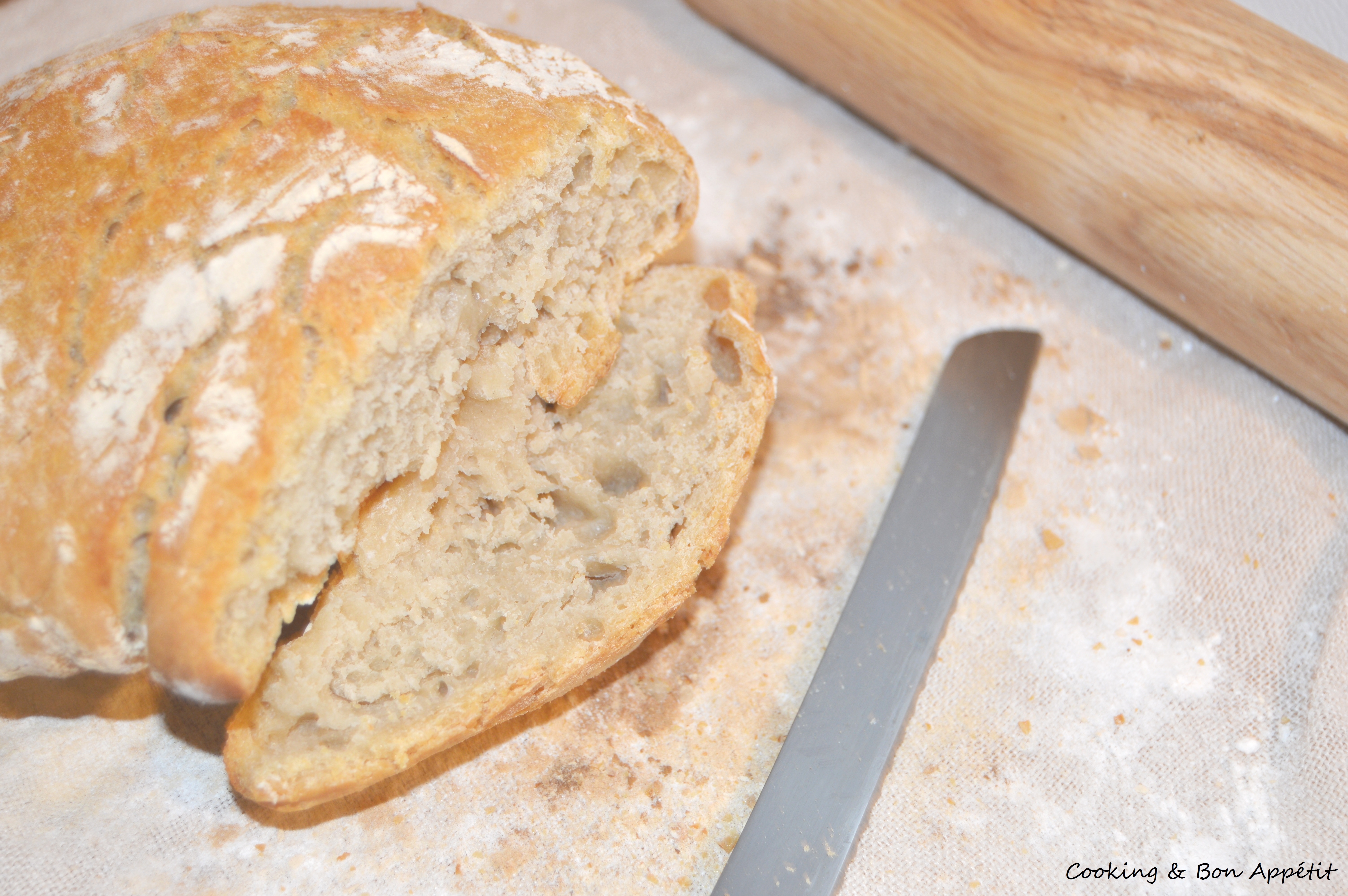 Pain boule maison en cocotte • Cooking & Bon appétit