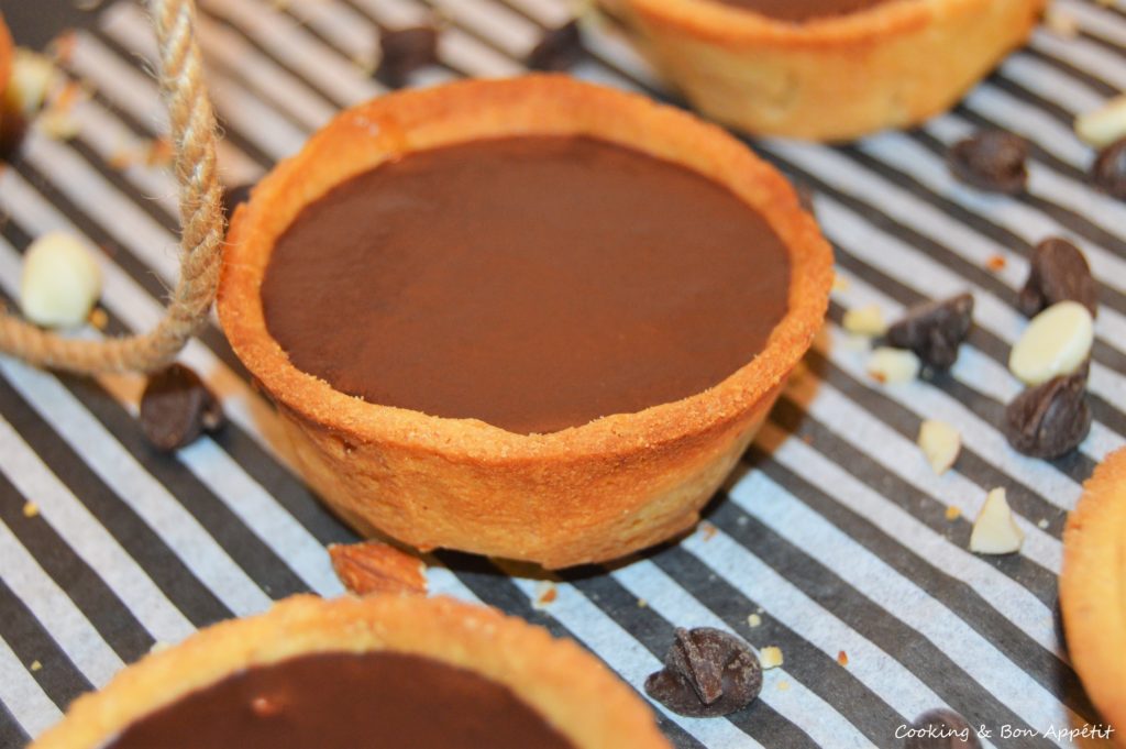 Fancy Snickers : Tartelettes chocolat, caramel et cacahuètes • Cooking ...