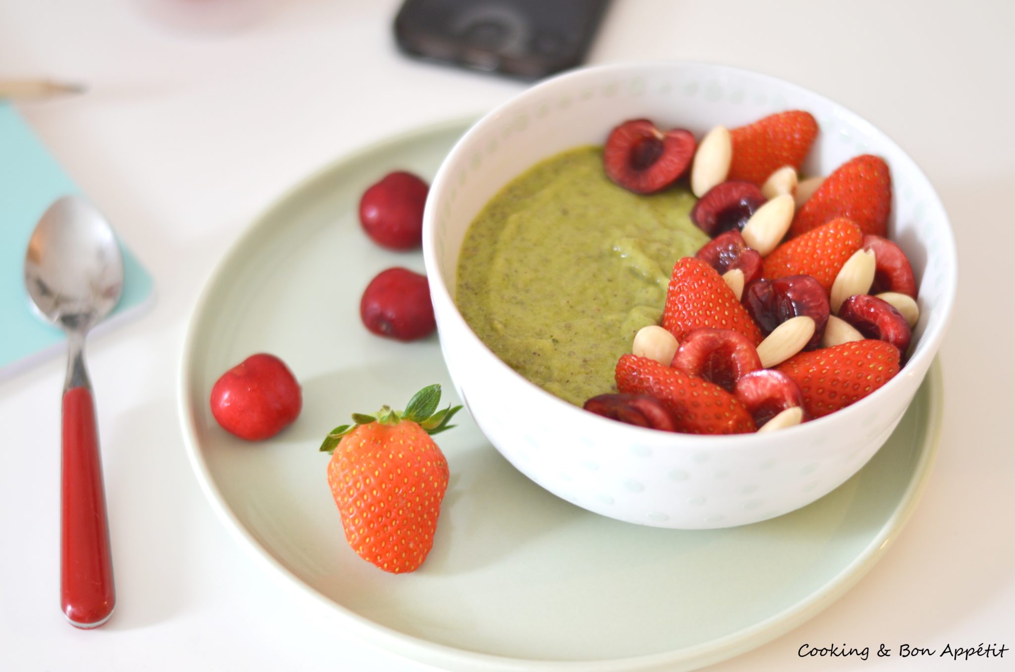 Green Chia Smoothie Bowl - kiwi, épinard, fruits rouges {Bataille Food ...